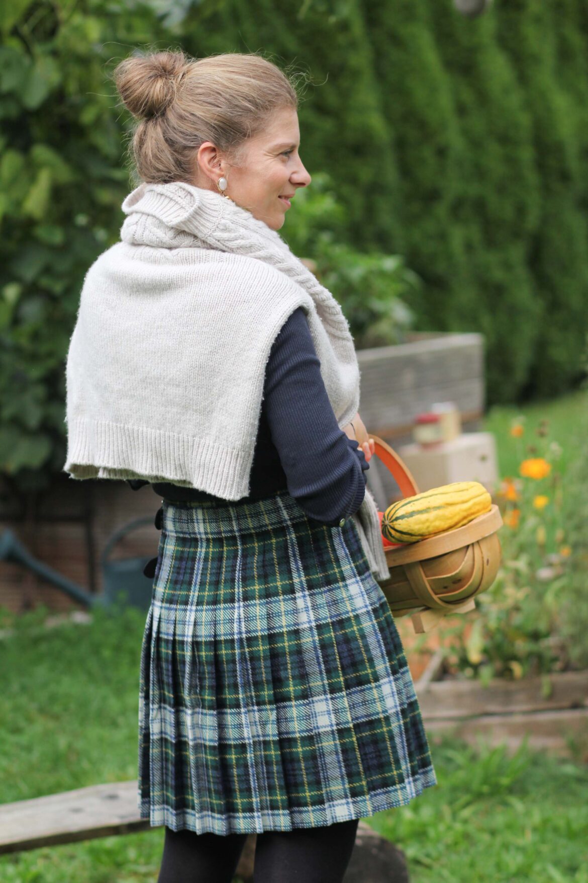 Mit Kilt & Cable-Knit-Sweater bei der Kürbisernte