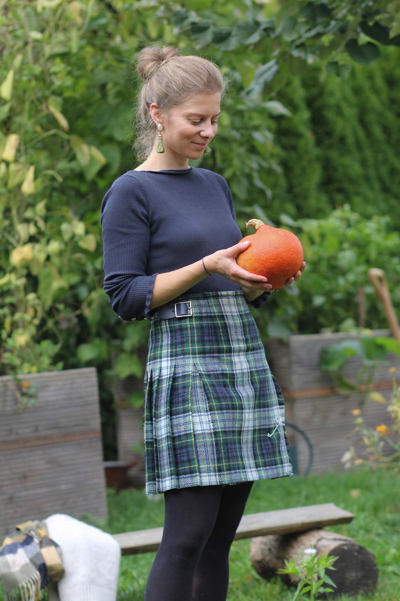Mit Kilt & Cable-Knit-Sweater bei der Kürbisernte