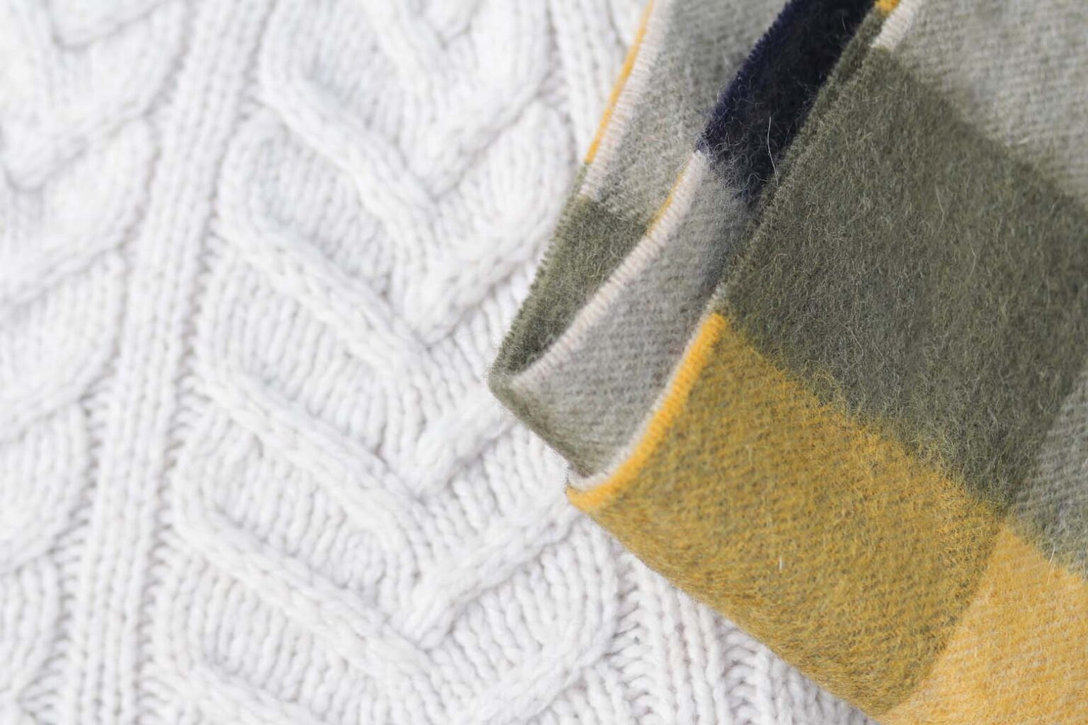 Mit Kilt & Cable-Knit-Sweater bei der Kürbisernte