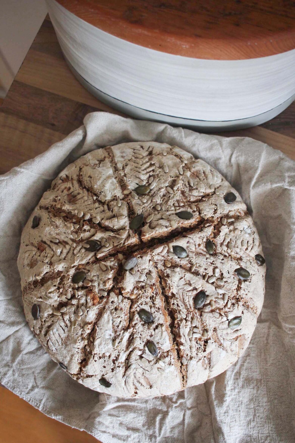 Vollkorn-Sauerteigbrot mit Saaten: Ein einfaches Rezept